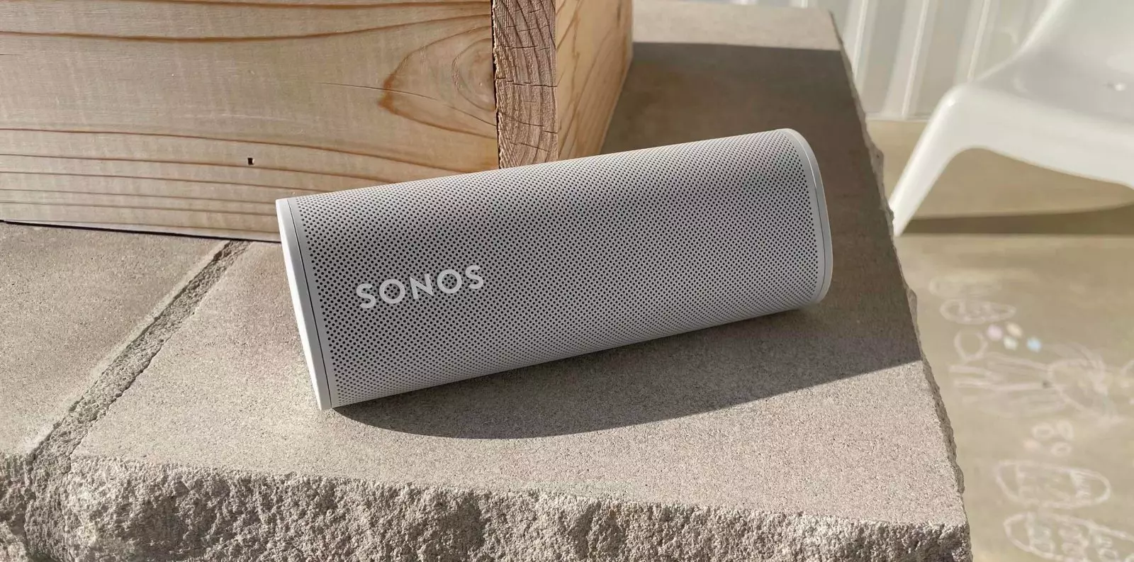 Ultrapřenosný reproduktor Sonos Roam na boku