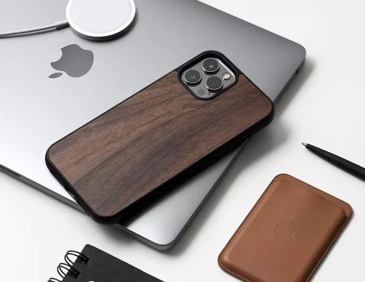 Oakywood Wooden MagSafe Case សម្រាប់ iPhone 13