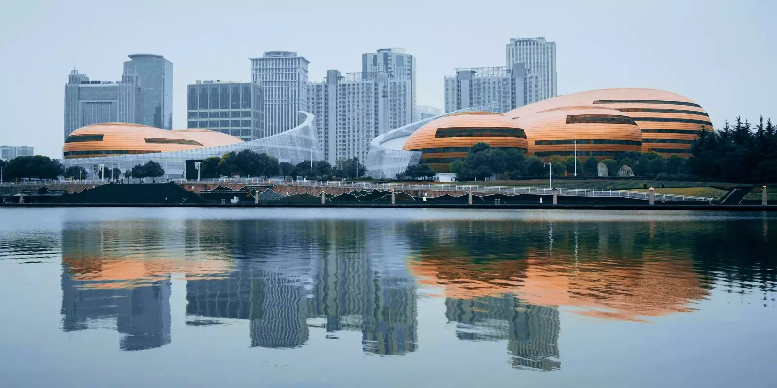 Vista a través del riu a edificis moderns a Zhenhzhou | iPhone City entra en bloqueig immediat després de l'esclat de COVID-19