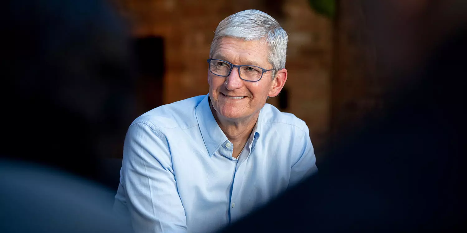 Tim Cook ricevis sian jaran akcian pagon Apple