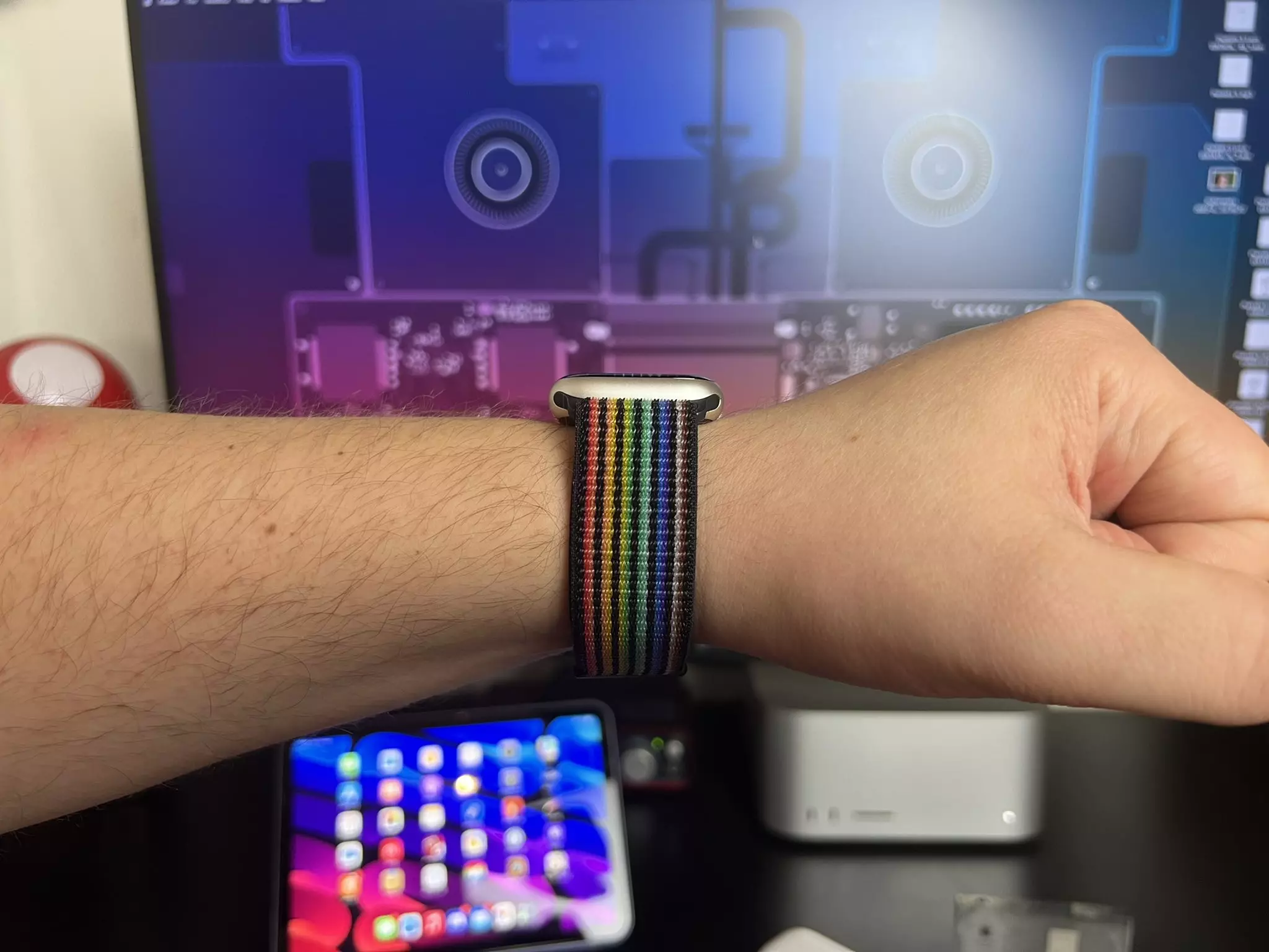 Plej novaj bandoj kaj vizaĝoj de Apple Watch Pride montritaj en frua praktika 1127_4