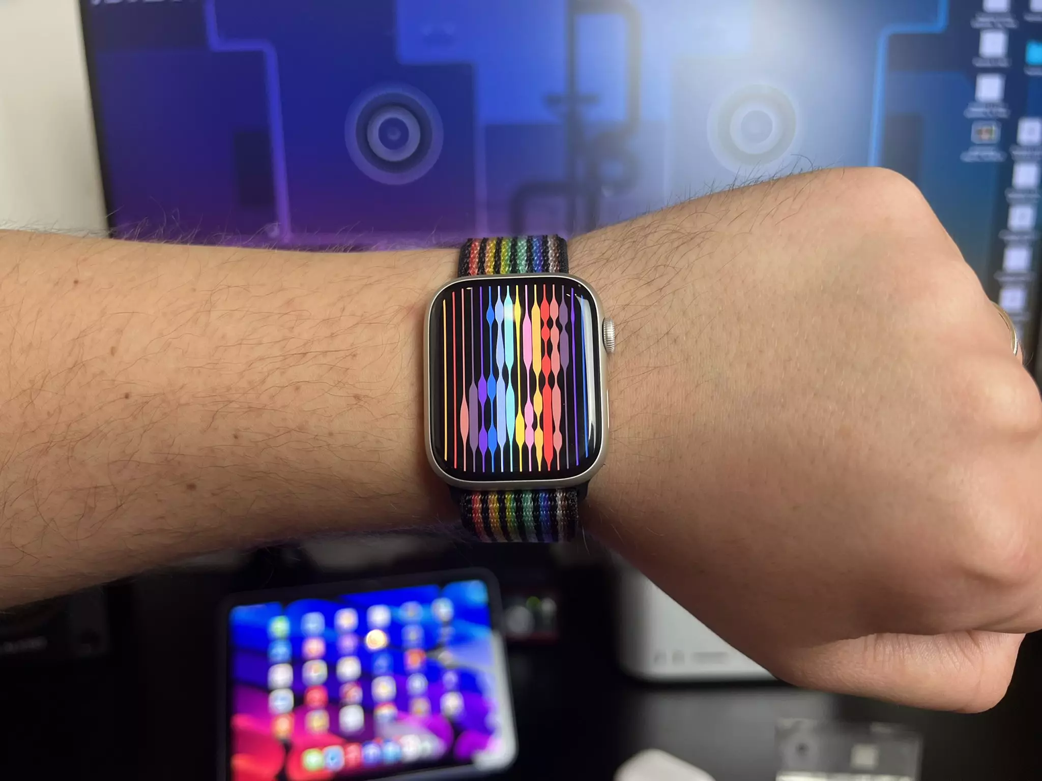 Iň soňky “Apple Watch Pride” toparlary we ýüzleri el bilen görkezilýär 1127_5