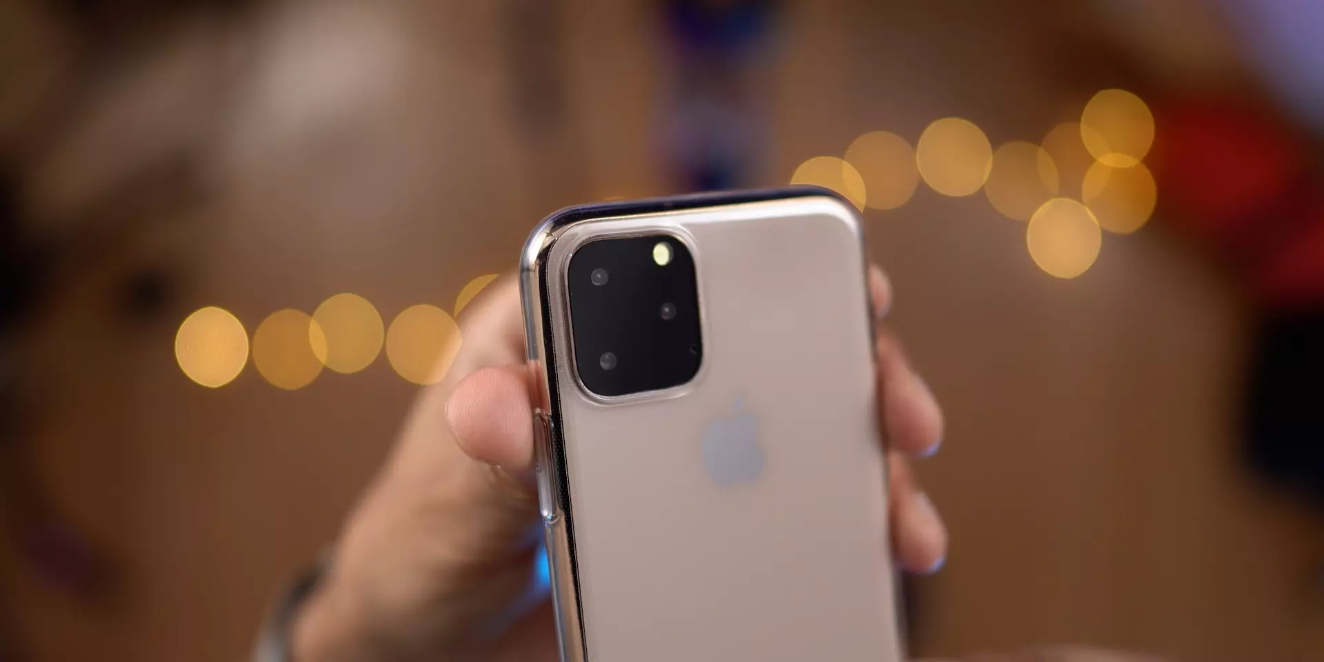 Maqueta de iPhone 11 en estuche