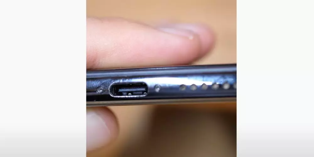 Ní dhéanfaidh Apple iPhone USB-C, mar sin chruthaigh innealtóir róbataic a [Físeán] féin 1457_2