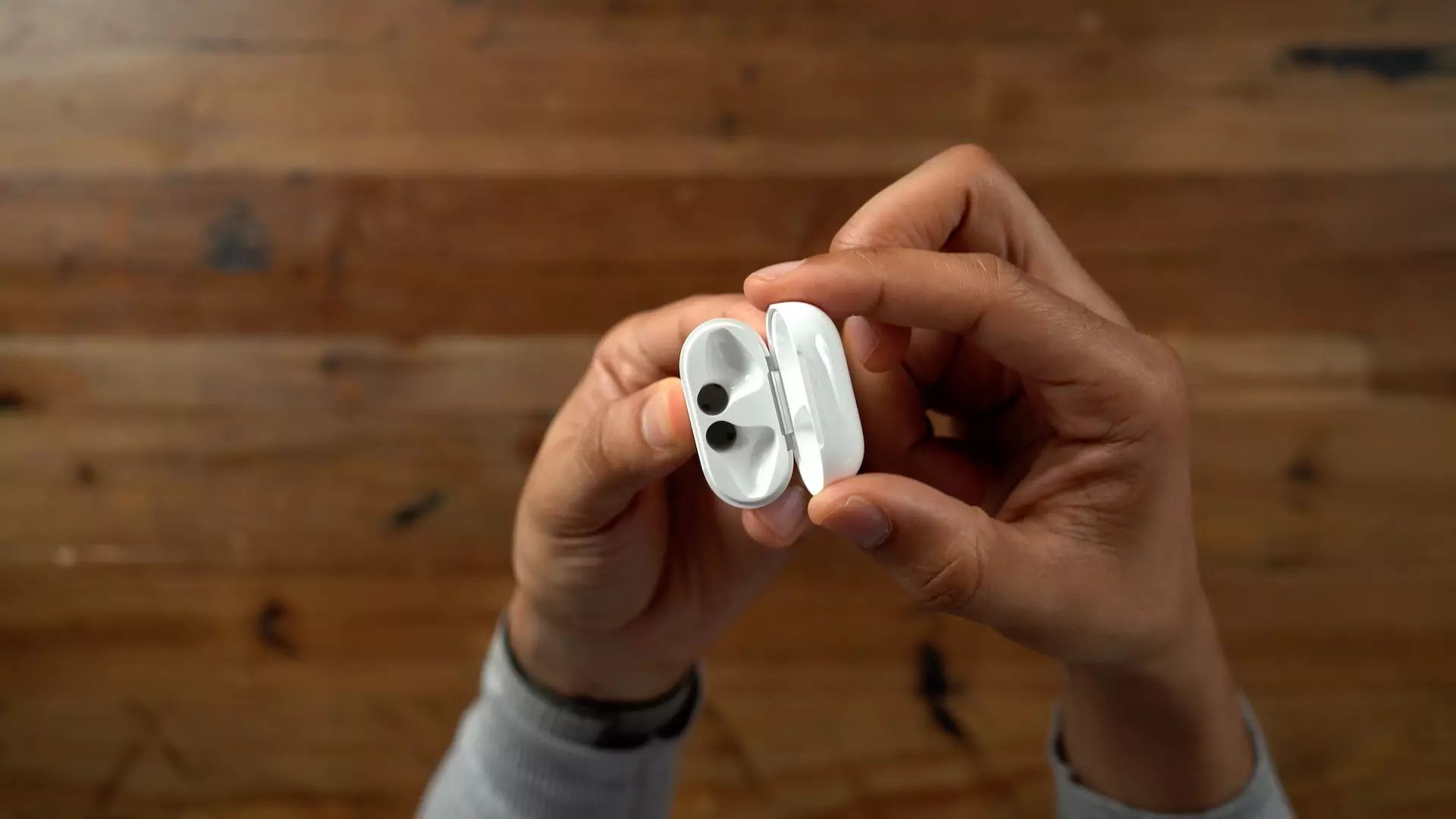 Қуттии пуркунандаи бесим барои AirPods Inside