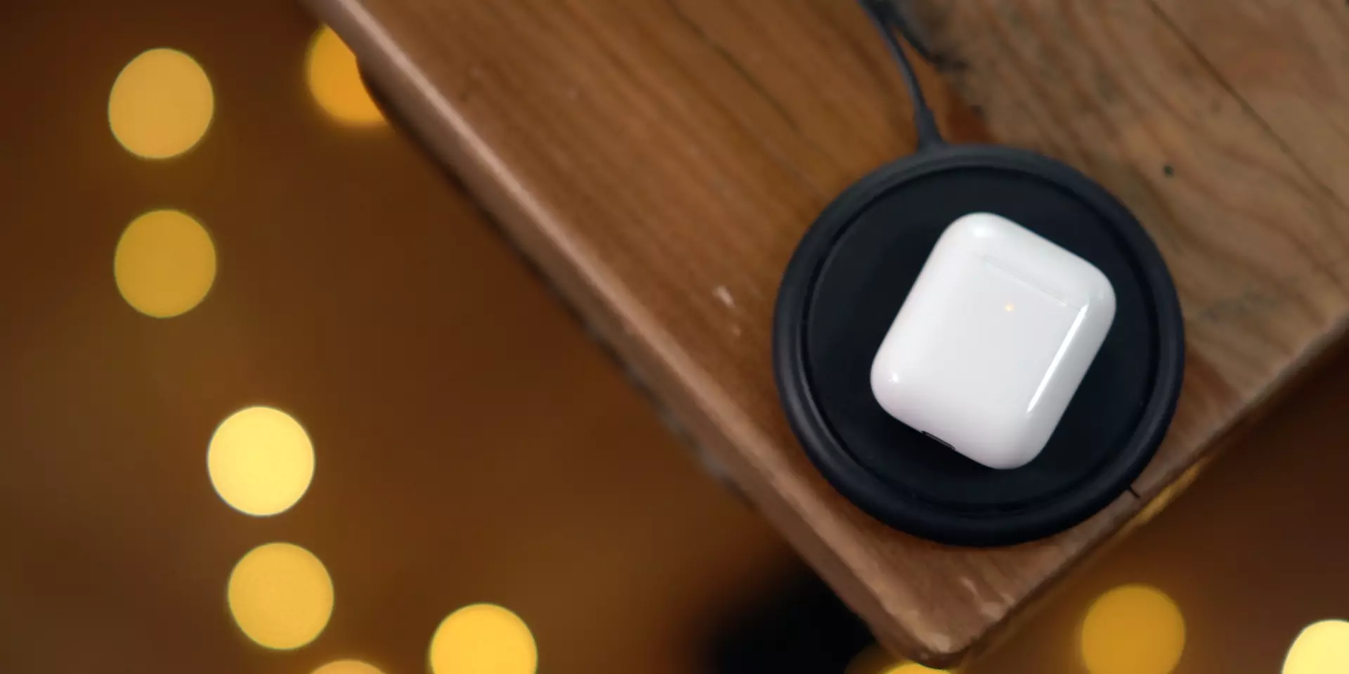 AirPods na nabíječce Mophie