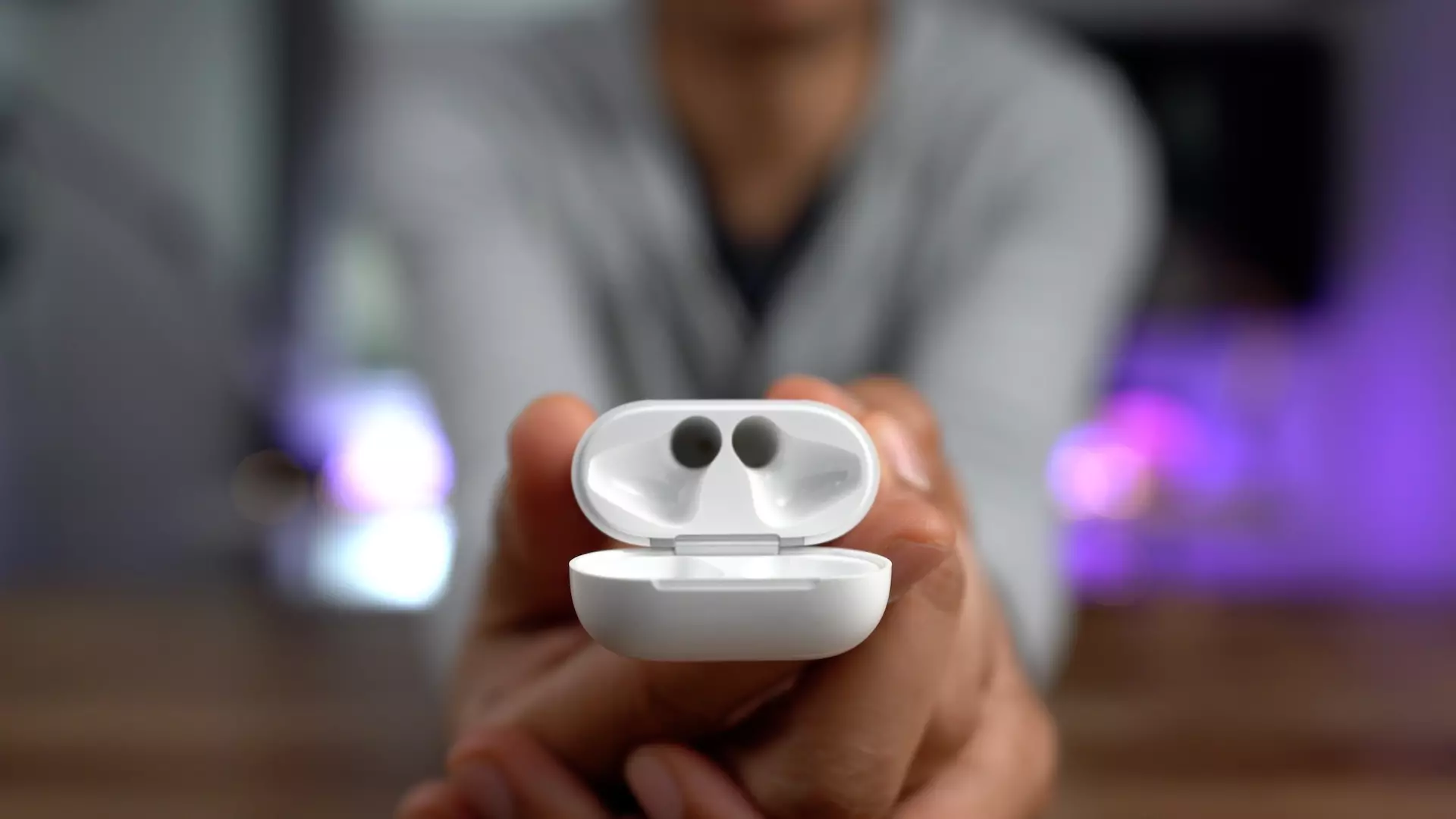 Wireless Charging Case rau AirPods Review [Video] 14807_9