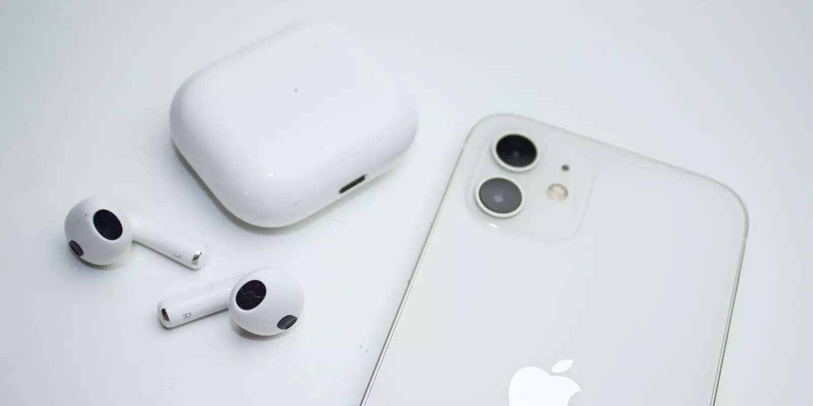 Поставки AirPods упали на треть во втором квартале