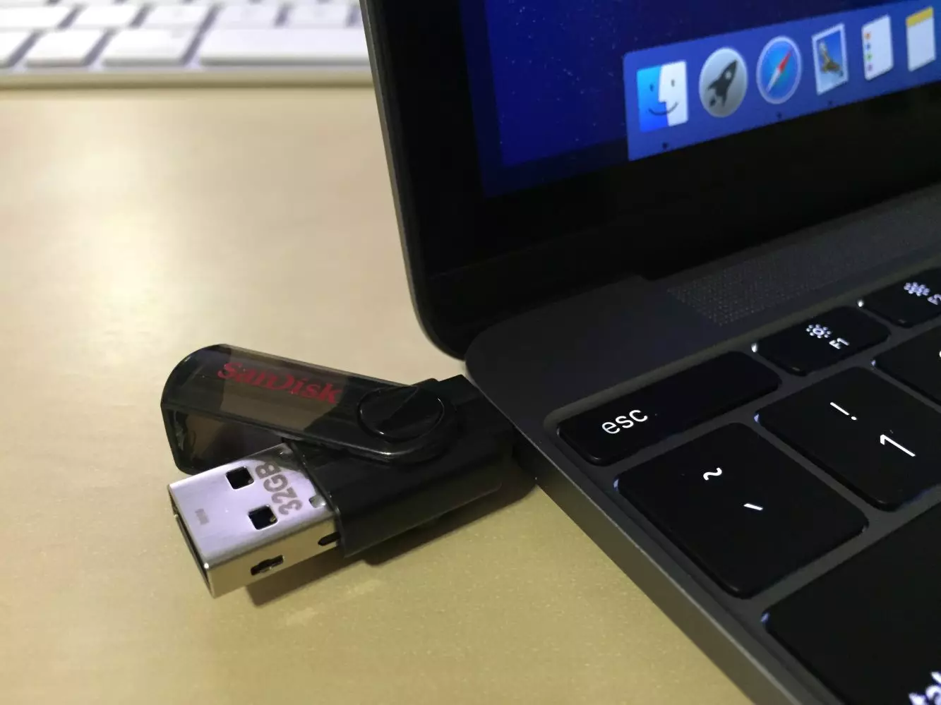 Iloiloga: SanDisk Dual USB Drive e feso'ota'i ma le 12-inisi MacBook's USB-C port & USB masani 15007_1