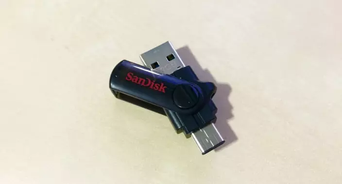 כונן USB כפול של SanDisk 1