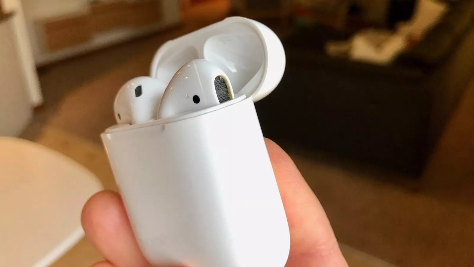 AirPods နှင့် အားသွင်းအိတ်ကို ဘယ်လိုသန့်ရှင်းမလဲ။