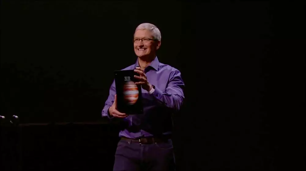 Apples administrerende direktør TIm Cook iPad Pro