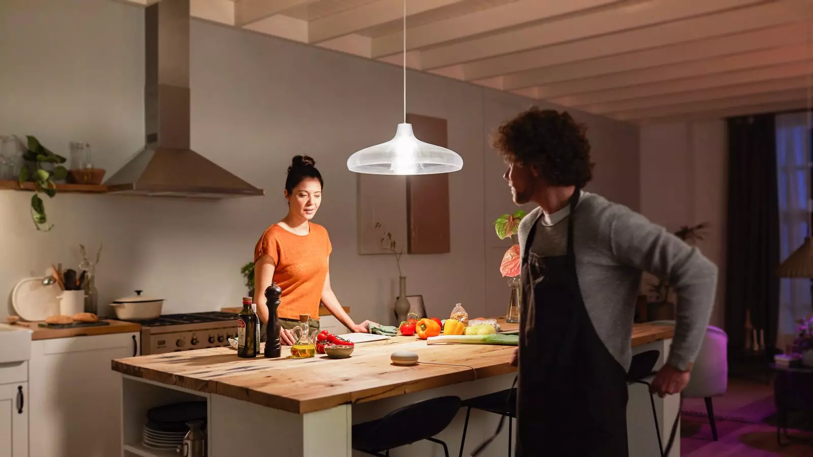 Philips Hue yeni 1600 lümen akıllı ampulü, güncellenmiş Lightstrip Plus ve Bloom masa lambasını duyurdu 16187_1