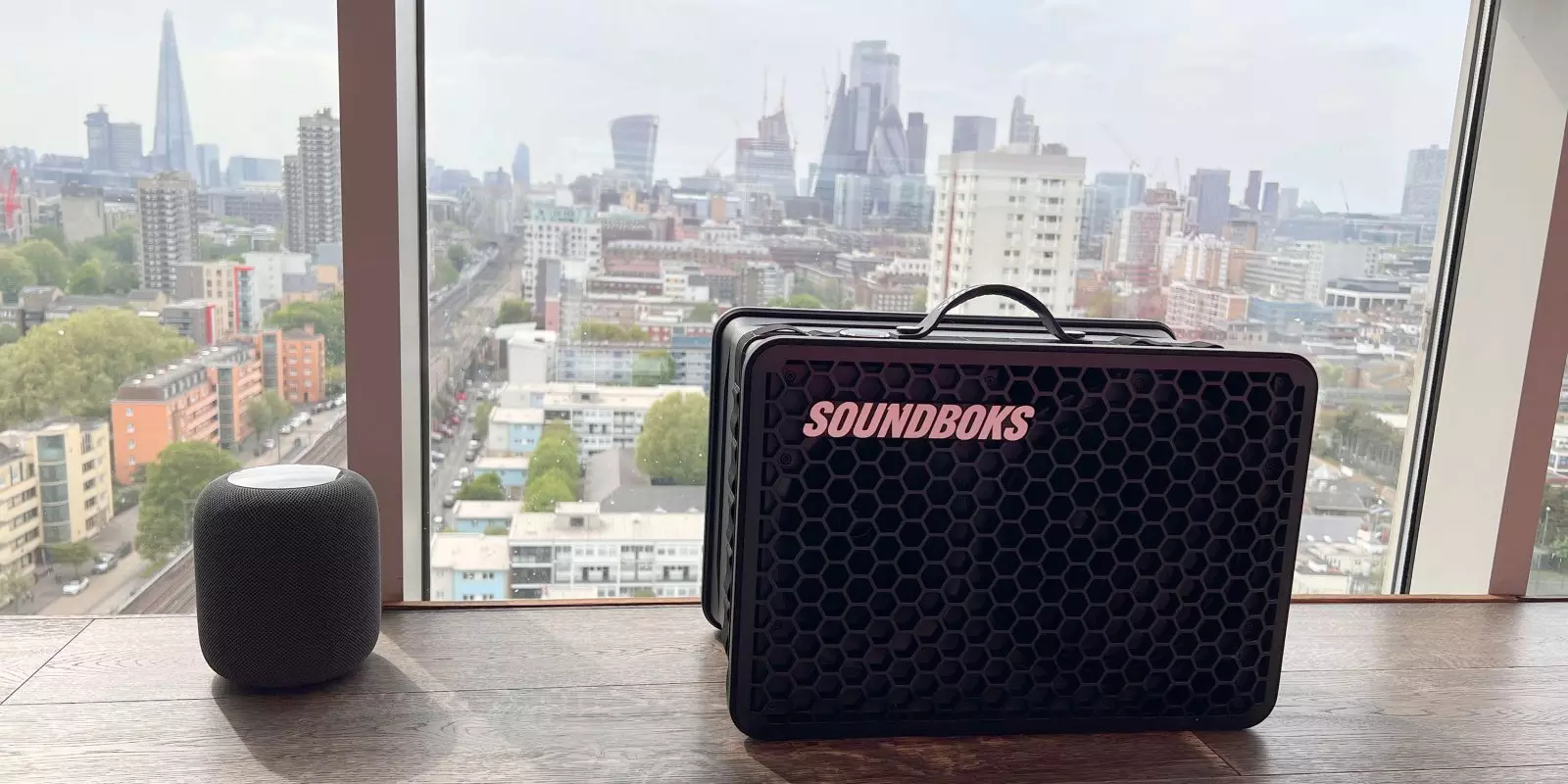 Soundboks Go паказаны побач з HomePod