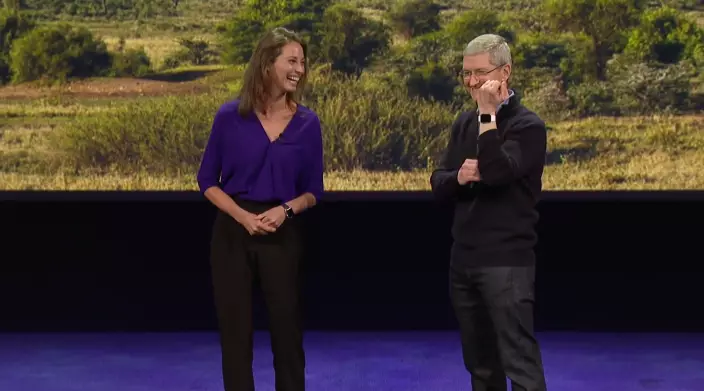 Christy Turlington Burns a Tim Cook