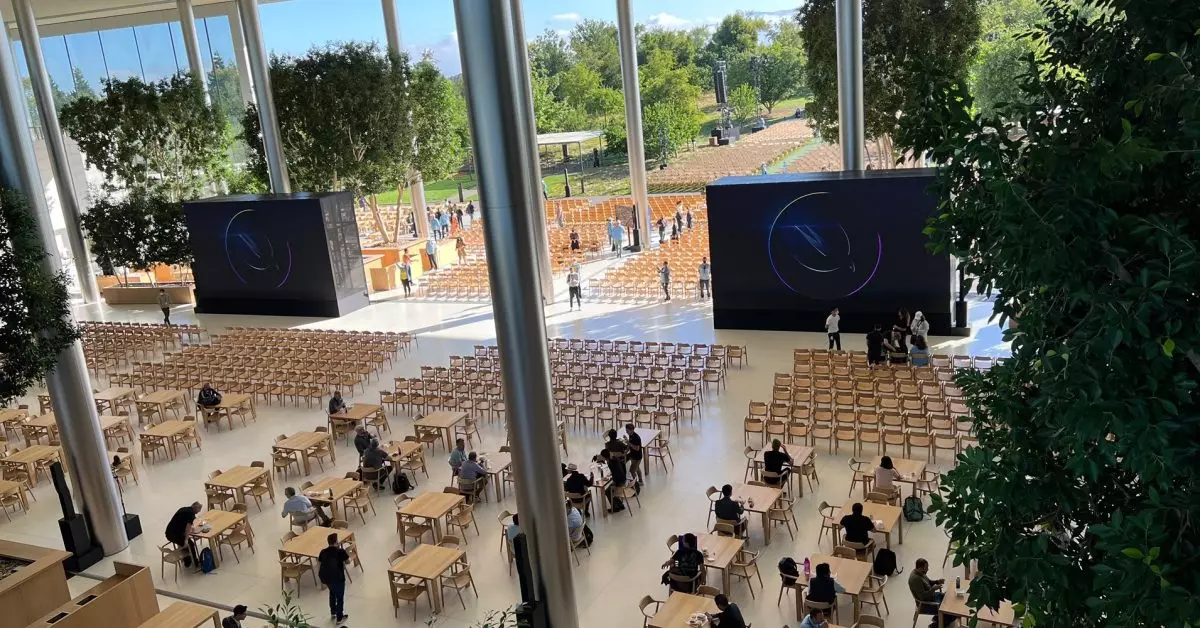 Mona ke kamoo batho ba tlileng Apple Park ba tla shebella sehlooho sa kajeno sa WWDC 2022