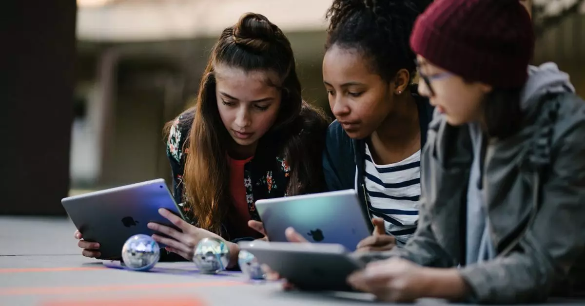 „Apple Stores“ kitą savaitę pradės nemokamus „Hour of Code“ seansus, dabar galima įsigyti naujos „Swift Coding Club“ medžiagos