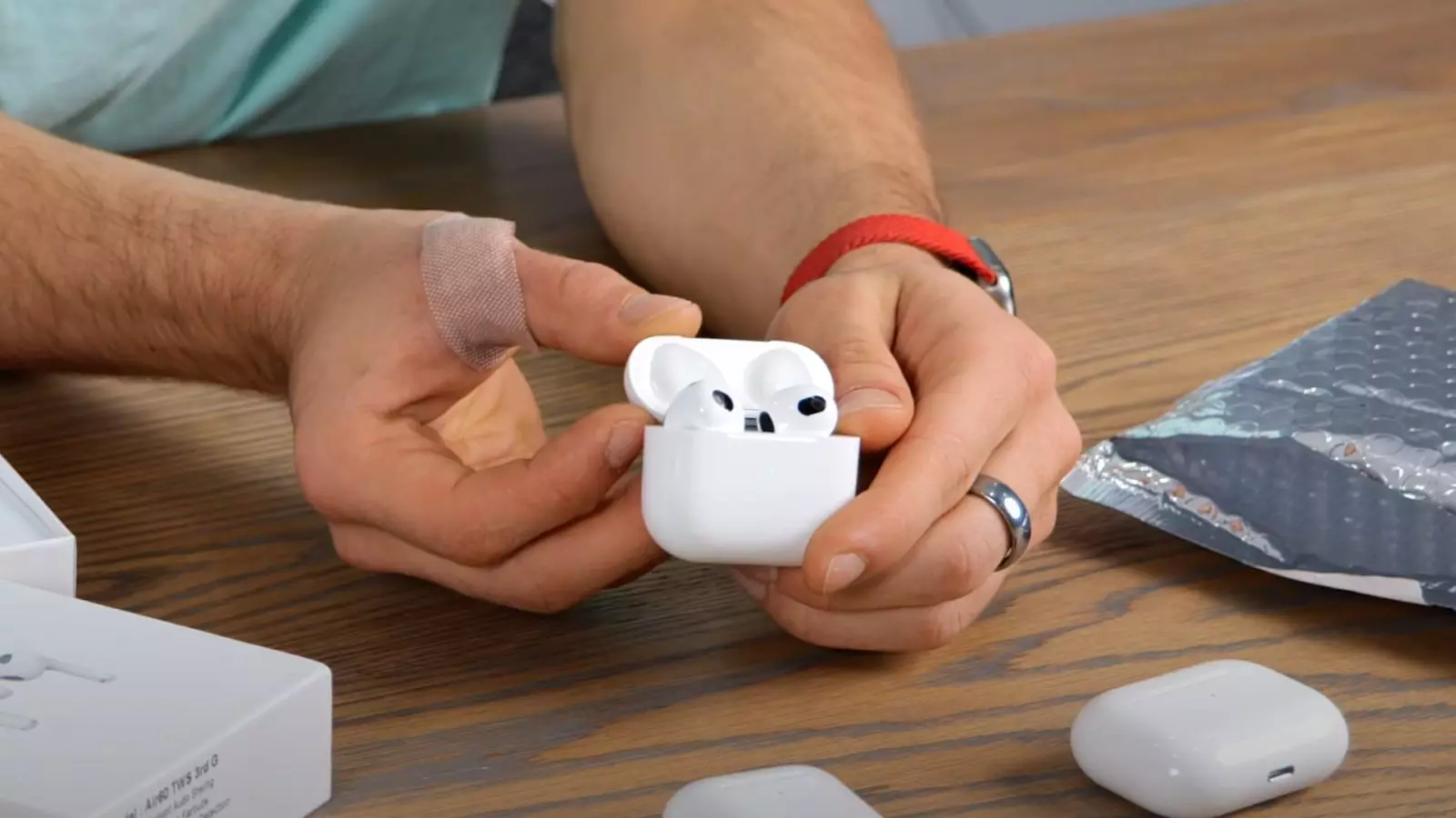 Video cho thấy mô hình sao chép Apple AirPods 3 26238_1