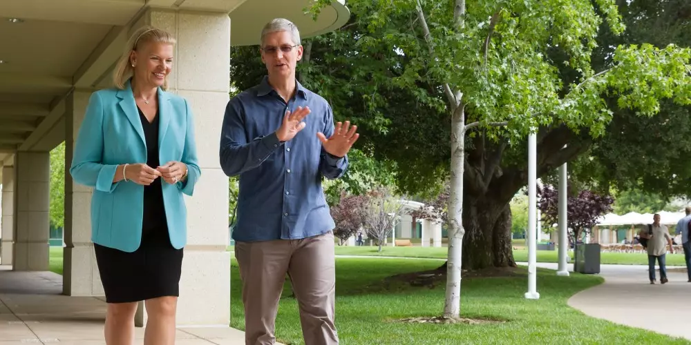 Giám đốc điều hành Apple Tim Cook với Giám đốc điều hành IBM Ginni Rometty