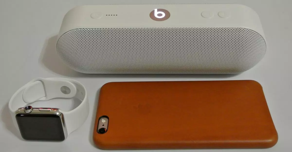 Dib u eegis: Beats Pill+ waxay xidhaa dhawaqa la qaadi karo & hillaaca ku dallaca hadalka Apple-naqshadeeyay