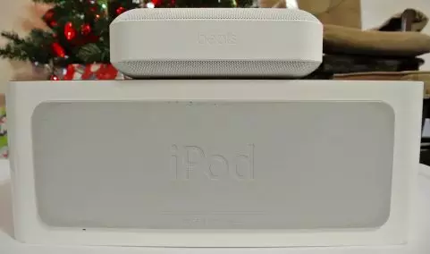 Нижня частина iPod Hi-Fi Beats Pill+