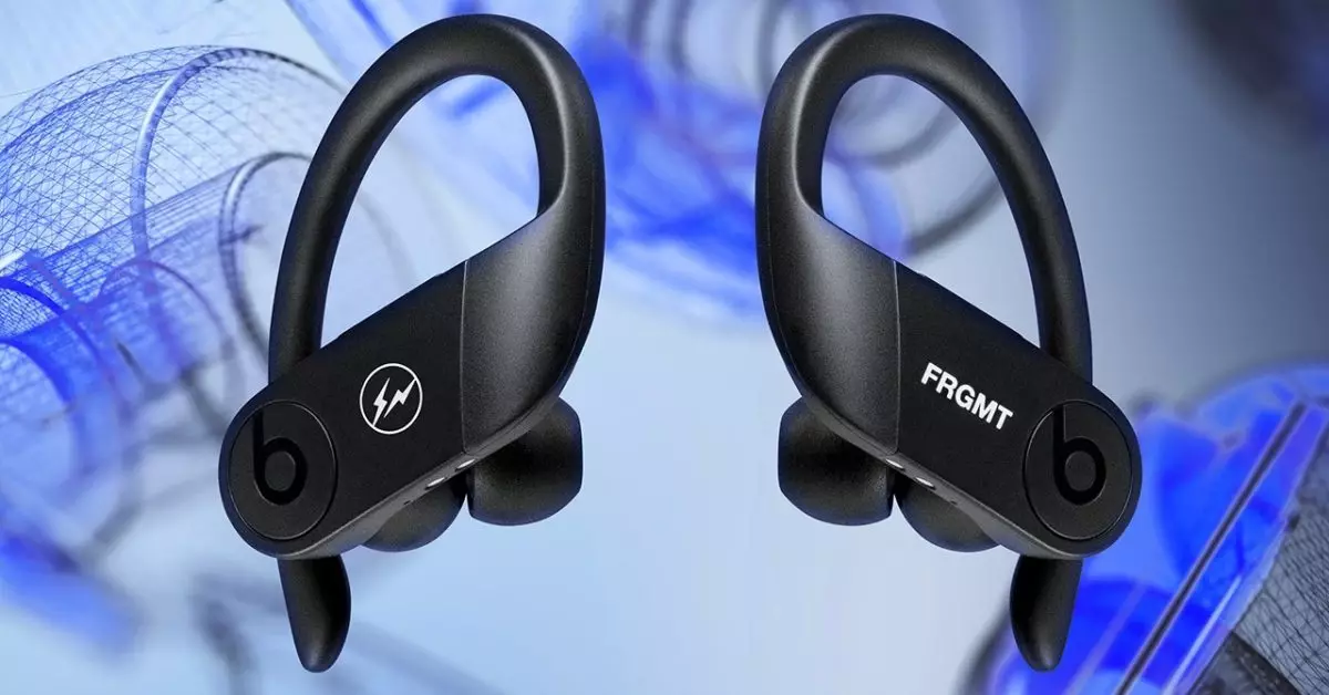 Apple компани монохромат Powerbeats Pro-ийн тусгай хувилбарт зориулж фрагмент дизайнтай хамтран ажилладаг