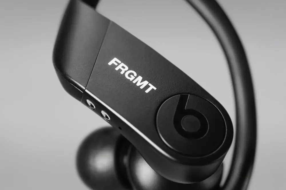 Apple xüsusi buraxılış monoxromatik Powerbeats Pro üçün fraqment dizaynı ilə birləşir 2719_3