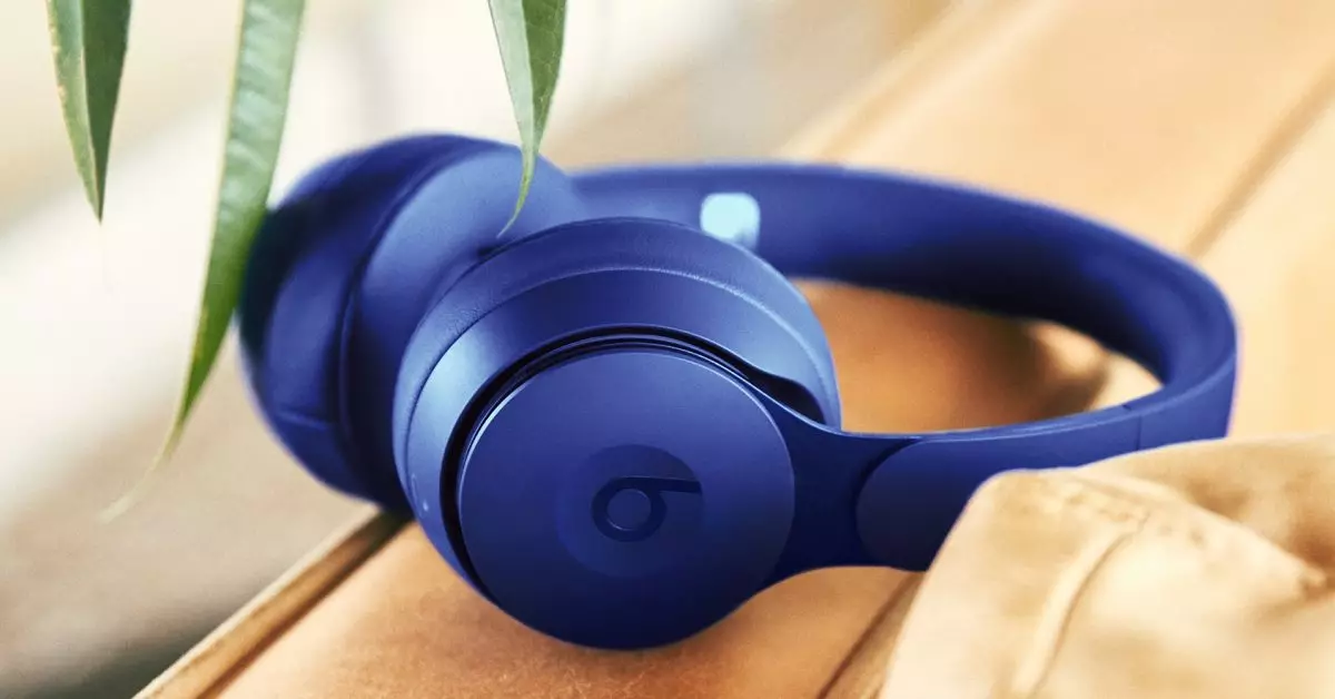 O Beats Solo Pro debuta con Pure ANC, Transparency, fold-to-power e chip Apple H1; reserva por $299