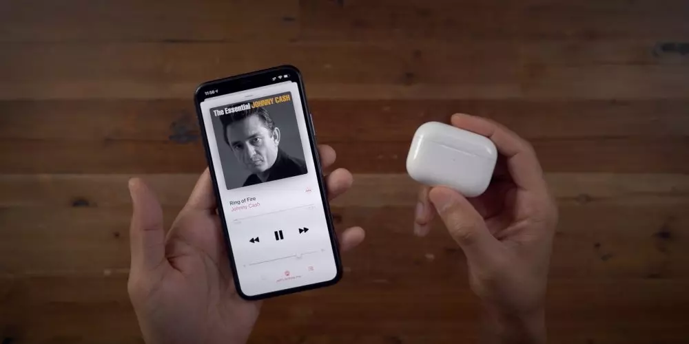 Únik ikon iOS 14 odhaľuje prvý pohľad na špičkové slúchadlá na uši Apple s funkciami AirPods 2727_4