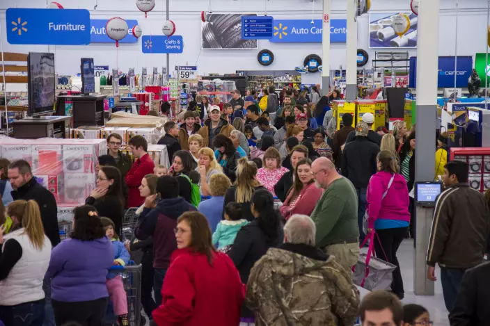 Walmart's Black Friday ua amata Malosi i Bentonville