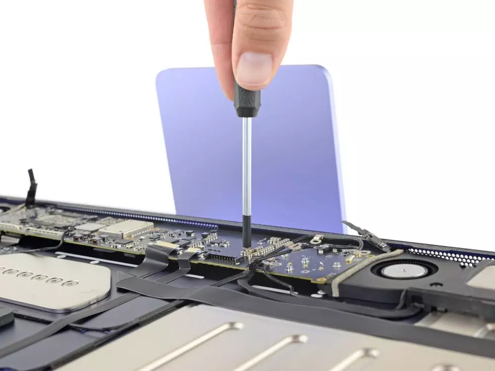 iFixit teardown na-ekpughe otú obere kọmputa dị n'ime iMac 24-inch ọhụrụ 2766_5