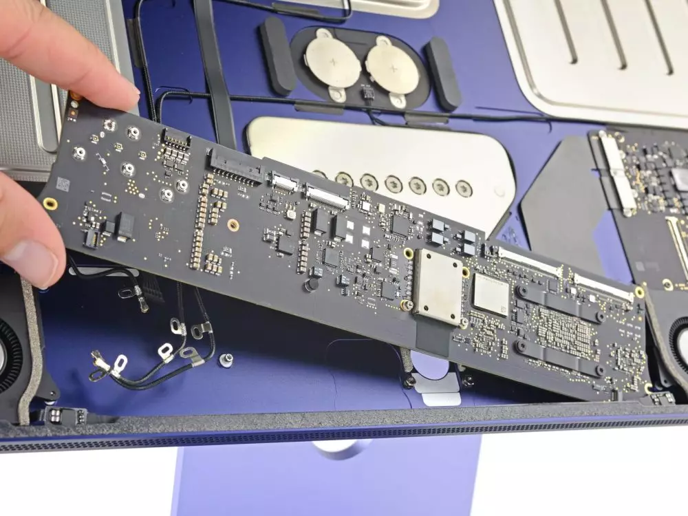 iFixit teardown na-ekpughe otú obere kọmputa dị n'ime iMac 24-inch ọhụrụ 2766_6