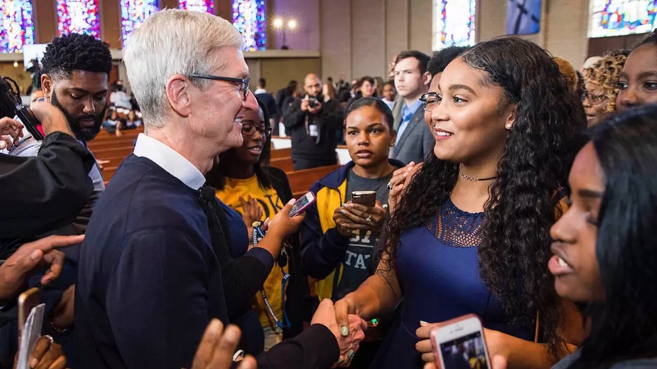 Tim Cook သည် Alabama ခေါင်းဆောင်မှုကွန်ဖရင့်တွင် MLK ၏ အမွေအနှစ်နှင့် လူငယ်များ၏ စွမ်းအားကို ဆွေးနွေးသည်။ 27932_1