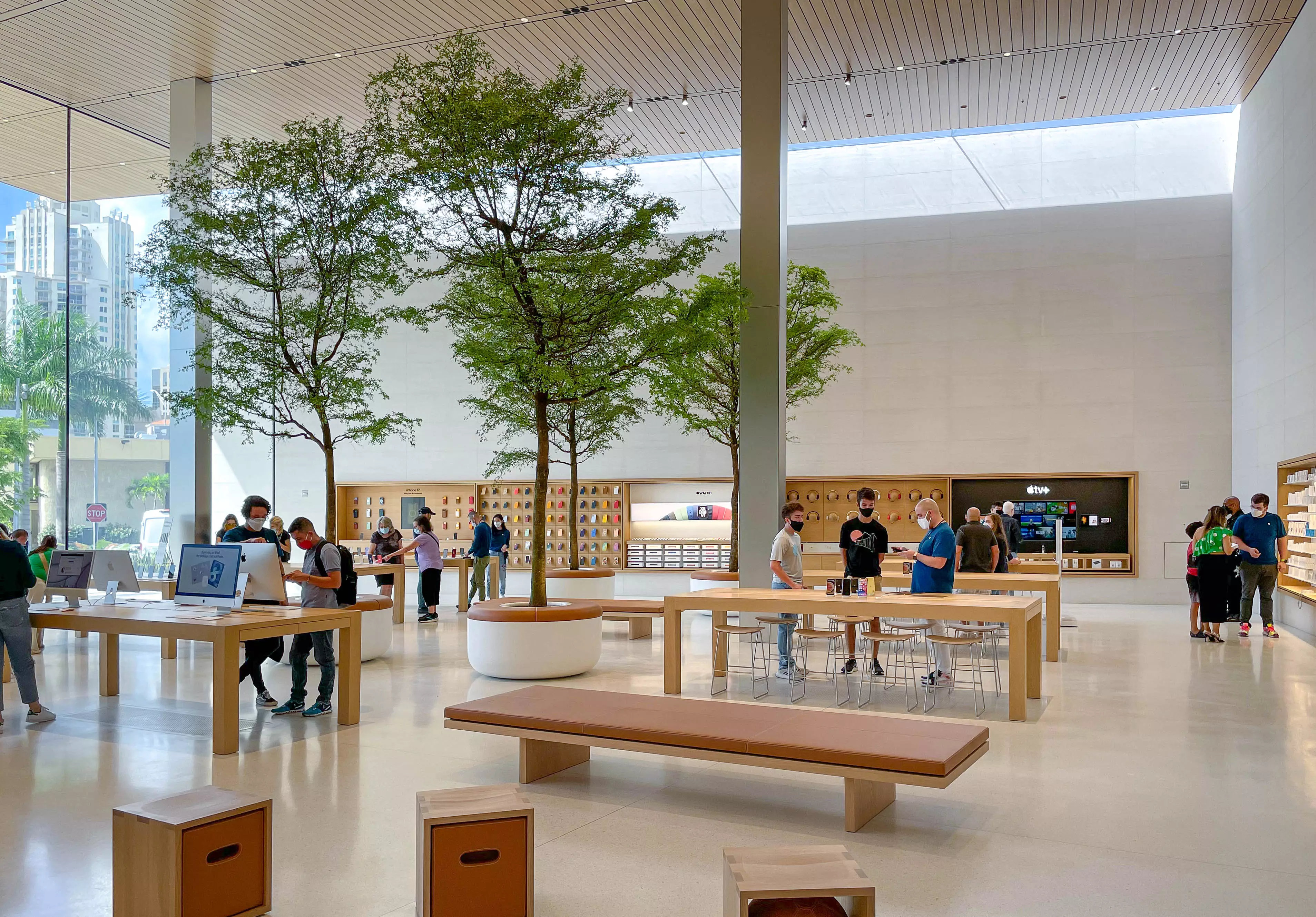 Интерьер Apple Dadeland.