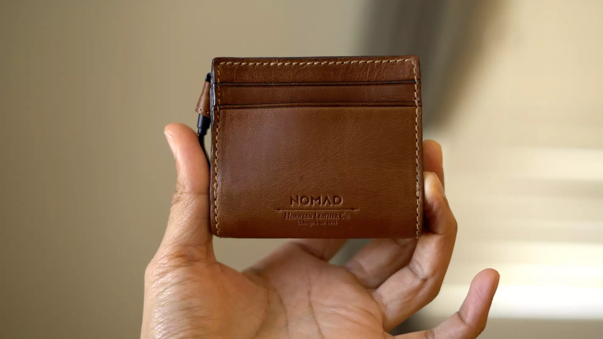 Біріктірілген аккумуляторы және найзағай кабелі бар Nomad's Horween былғары әмияндарымен жұмыс [Бейне]