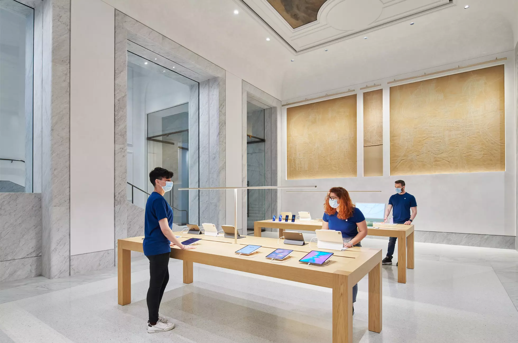 Ikarita: Apple Via del Corso iha icyubahiro amateka ya Roma 291_5