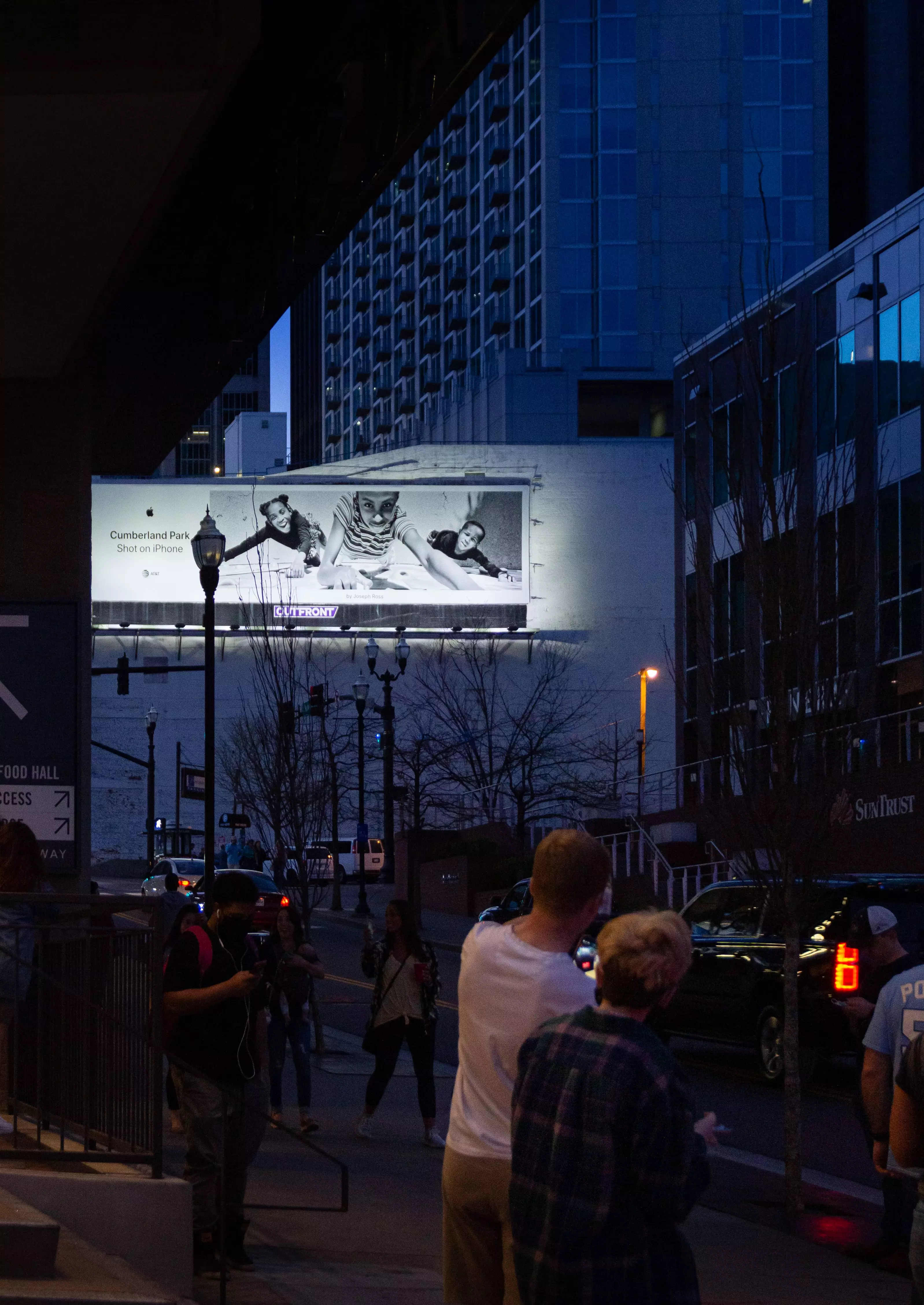 “Apple Downtown Nashville” -iň gapdalyndaky “iPhone” tagtasynda surat