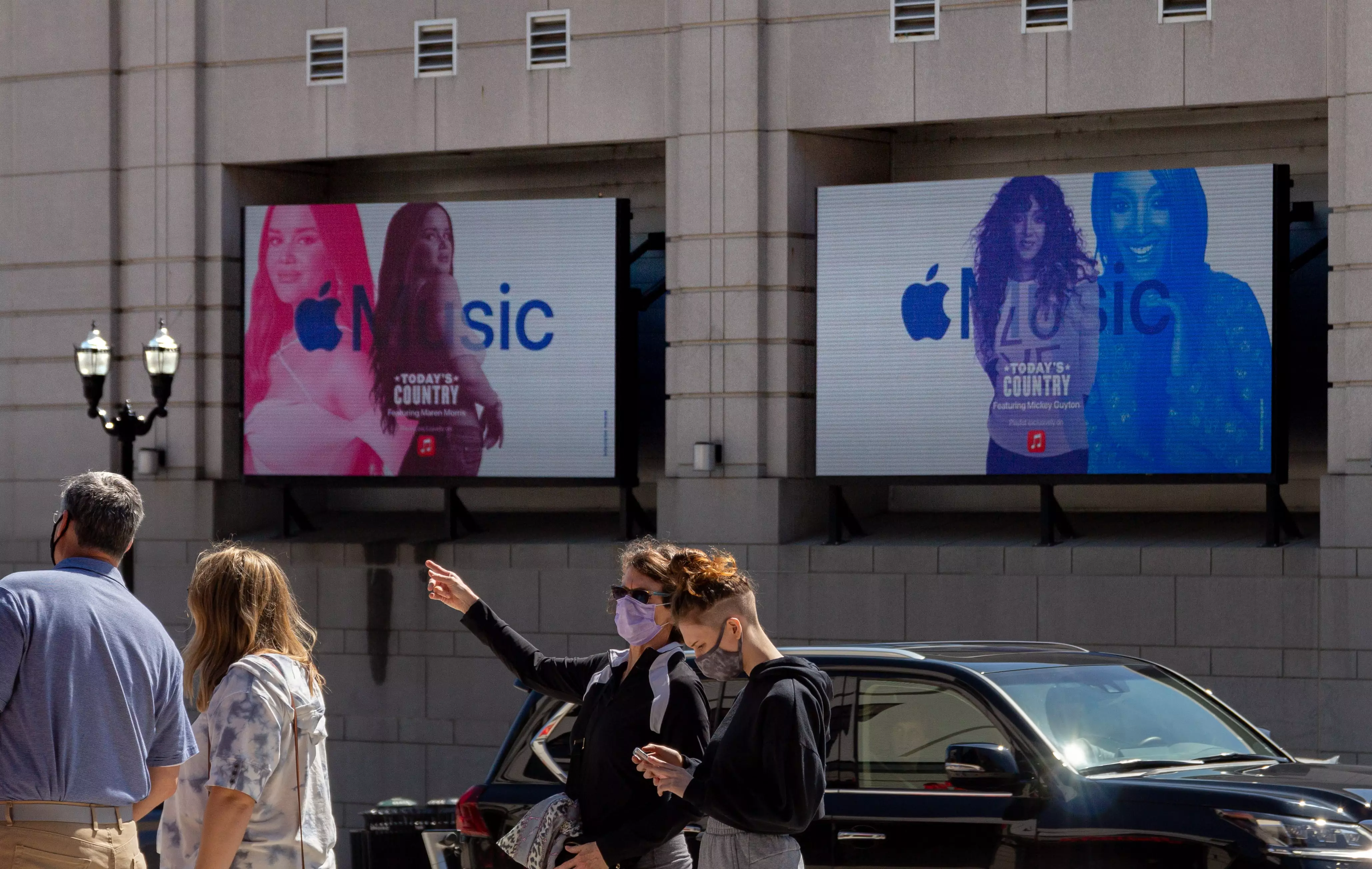 Adamlar “Apple Downtown Nashville” -e tarap yşarat edýärler