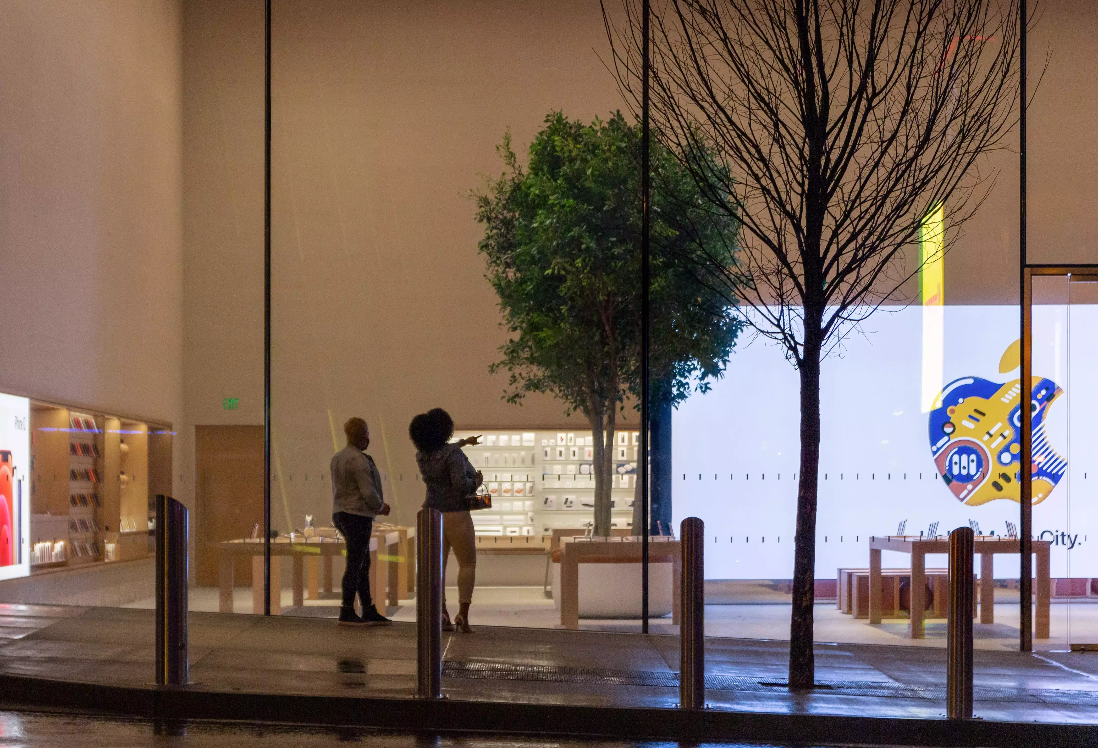 Folk tittar genom fönstren på Apple Downtown Nashville