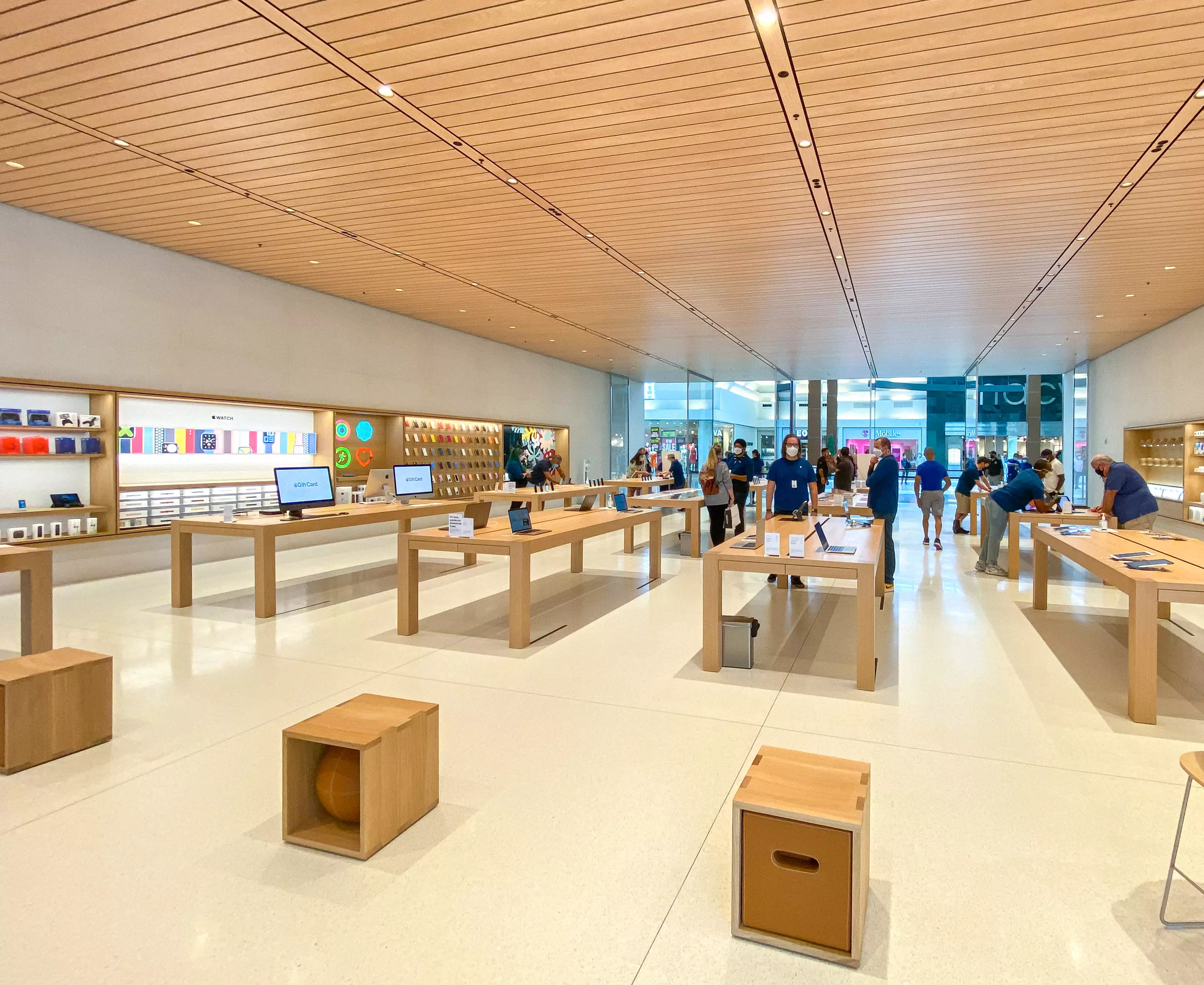 Apple Cherry Hill yang direka bentuk semula dibuka dengan plaza luar 315_5