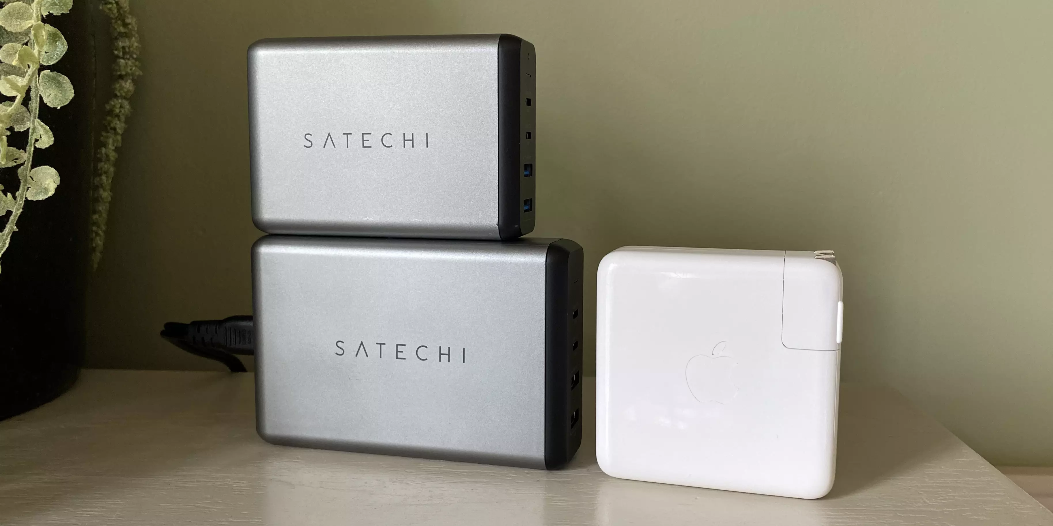 Satechi 108W USB-C ഡെസ്ക്ടോപ്പ് ചാർജർ വലുപ്പ താരതമ്യം അവലോകനം ചെയ്യുക