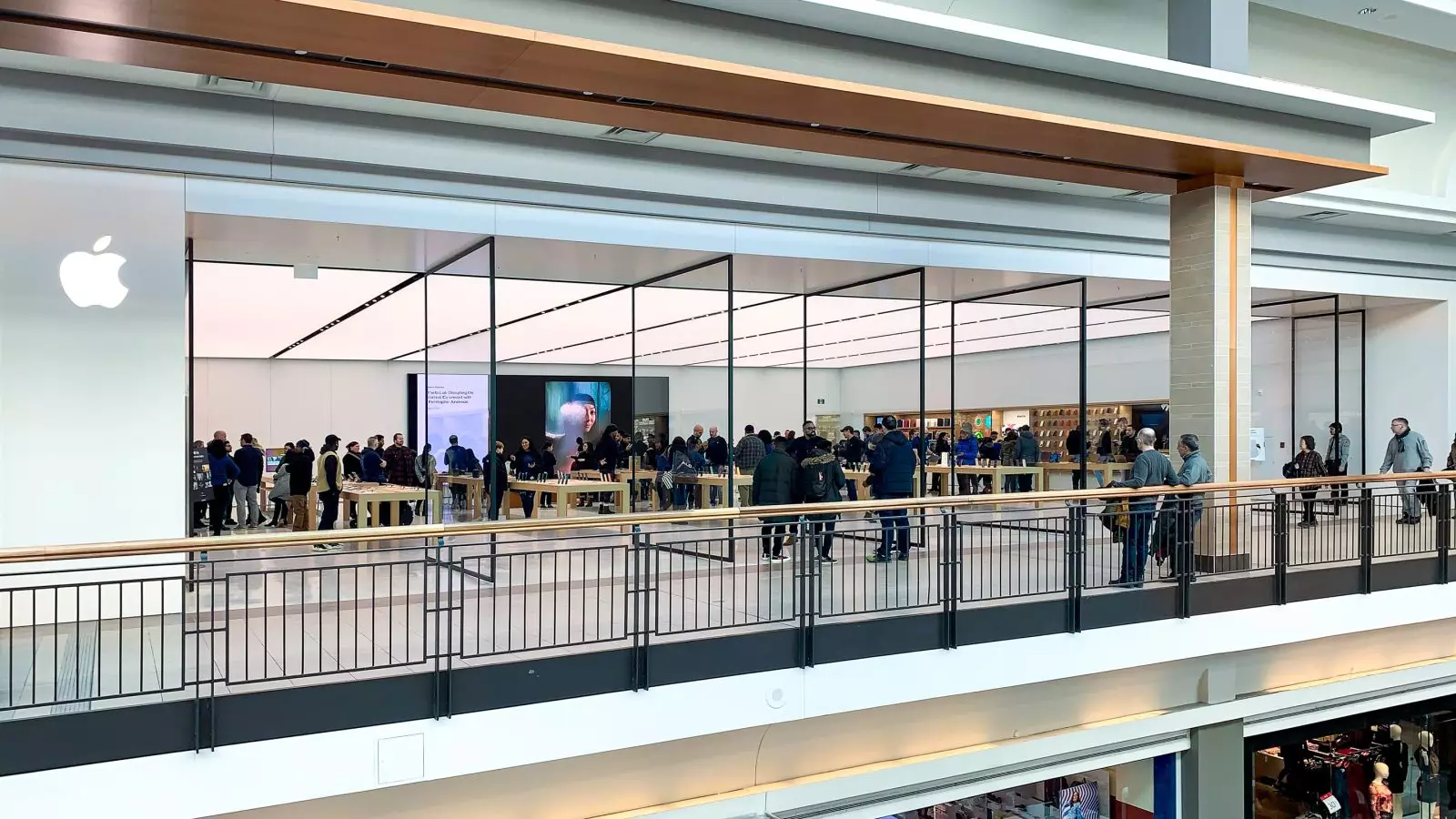 Торжественное открытие: Торонто открывает второй Apple Store с новейшим дизайном 335_1