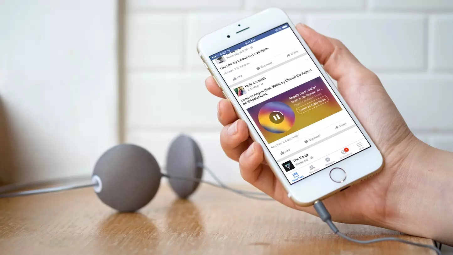 Facebook para iPhone agrega el intercambio mejorado de canciones de Apple Music y Spotify con Music Stories 34043_1