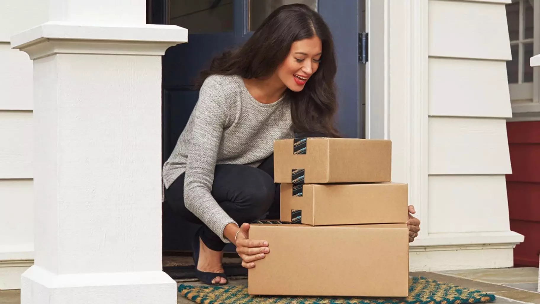 Žena dostane od Amazonu balík, ktorý pravdepodobne neobsahuje Apple TV