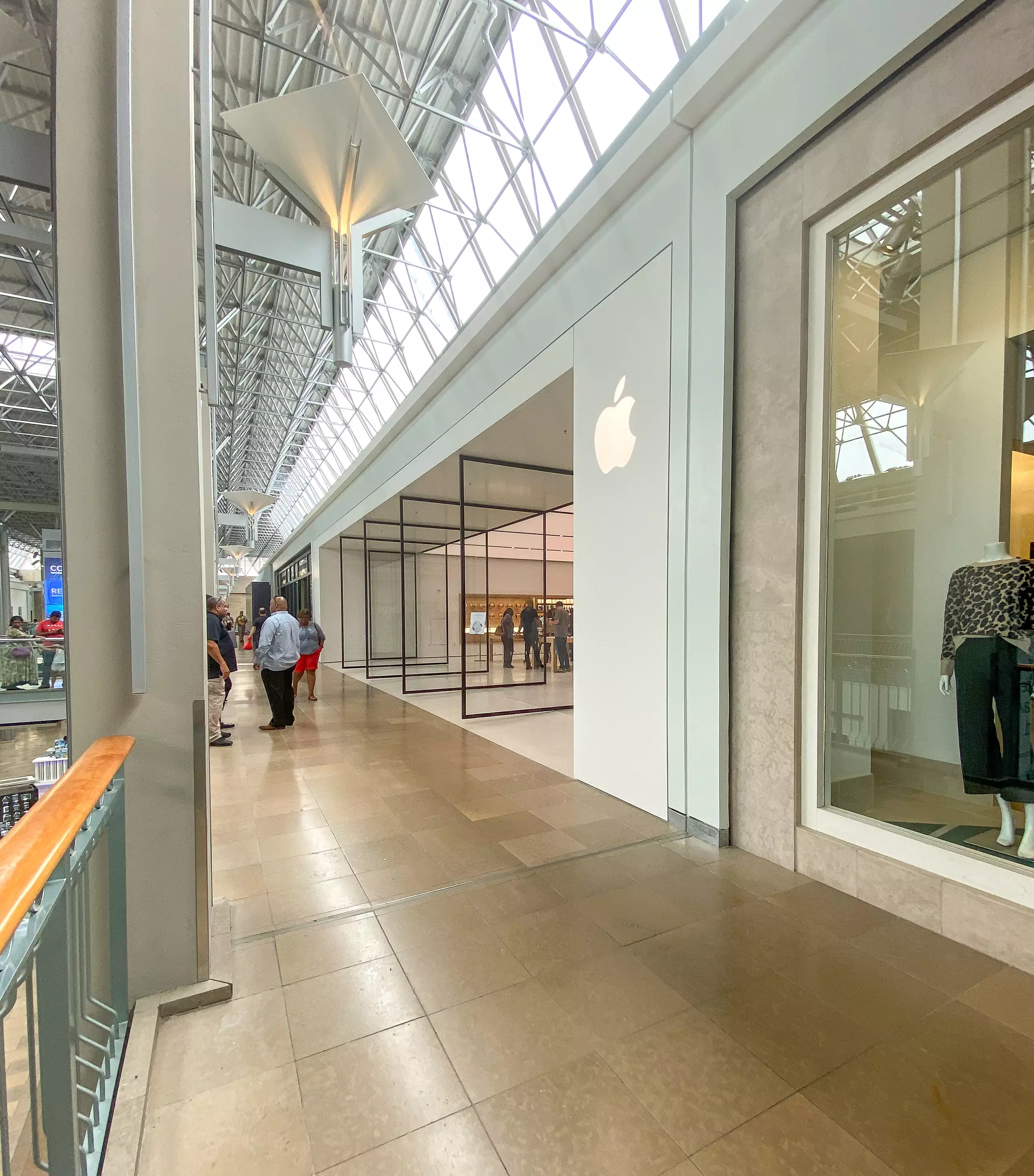 Şəkillər: New Old Orchard və Columbia Apple Stores açılır 363_9