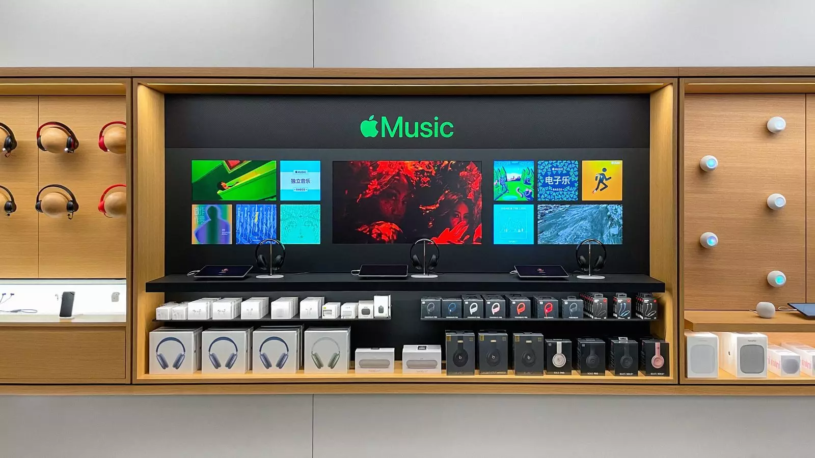 Ինտերակտիվ. Apple Store-ի էկրանները կյանքի են կոչում Apple Music-ը 3668_1