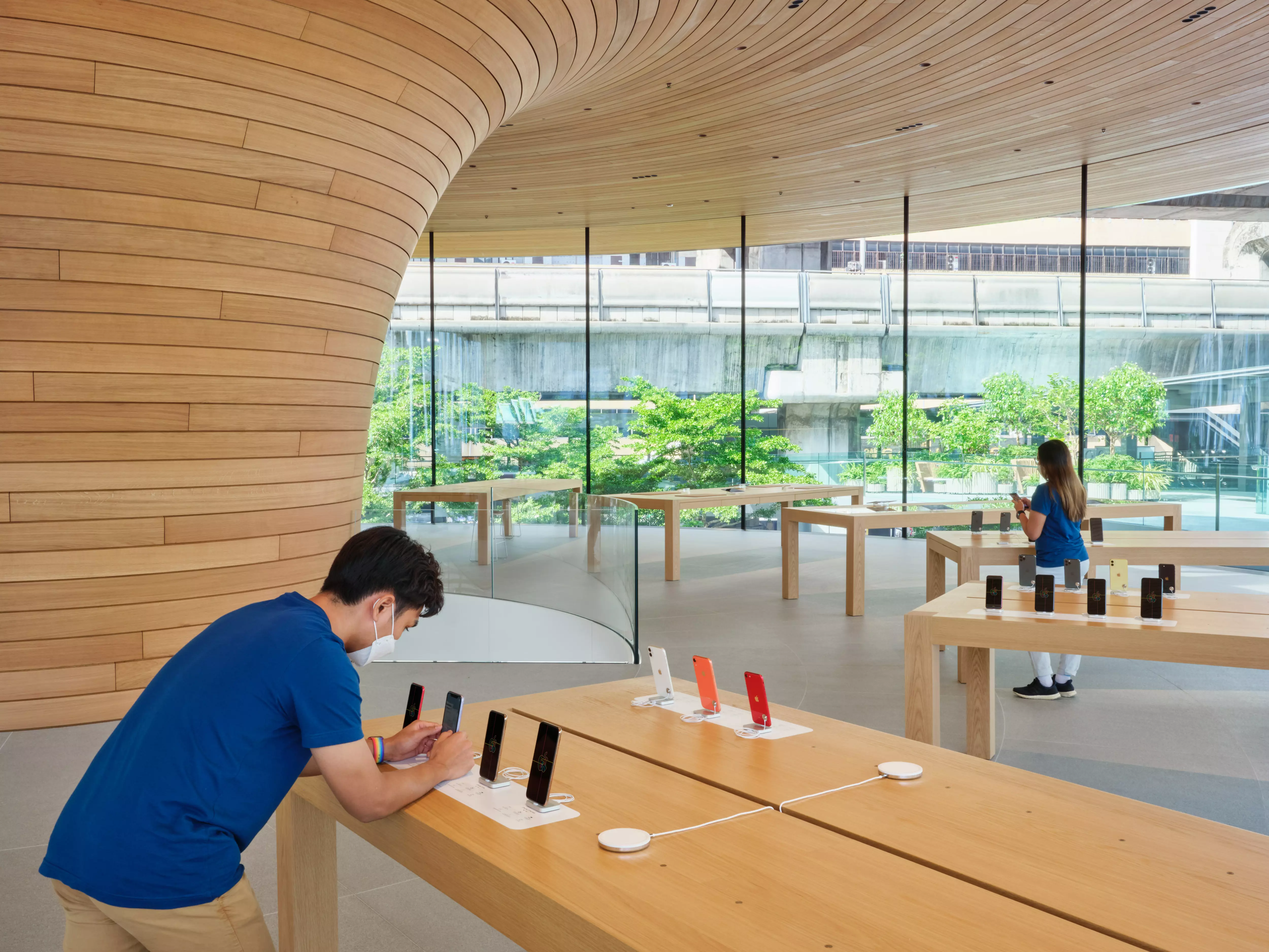 Apple Central World ožívá v Bangkoku se střechou s korunami stromů 3739_5