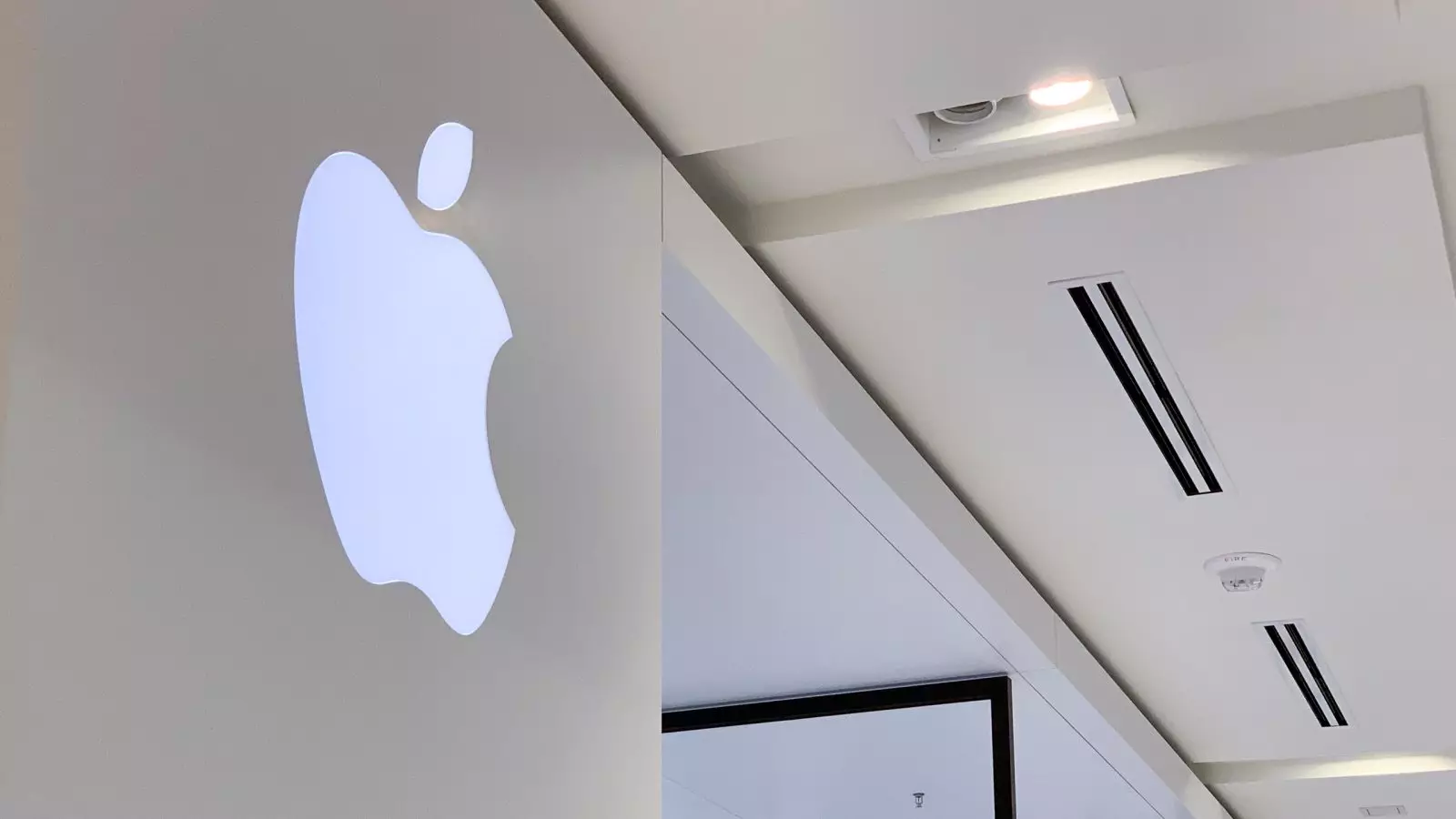 Apple تمنح عمال التجزئة والعاملين بالساعة إجازة مرضية غير محدودة لأعراض تشبه فيروس كورونا 43030_1