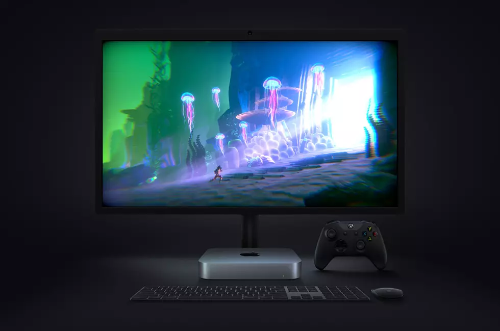 Tölvuleikurinn „Little Orpheus,“ sem keyrir á Mac mini, er sýndur á skjá, með þráðlausu lyklaborði og mús og Xbox stjórnandi í nágrenninu.