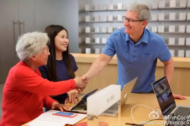 Tim-Cook-China-tour-02